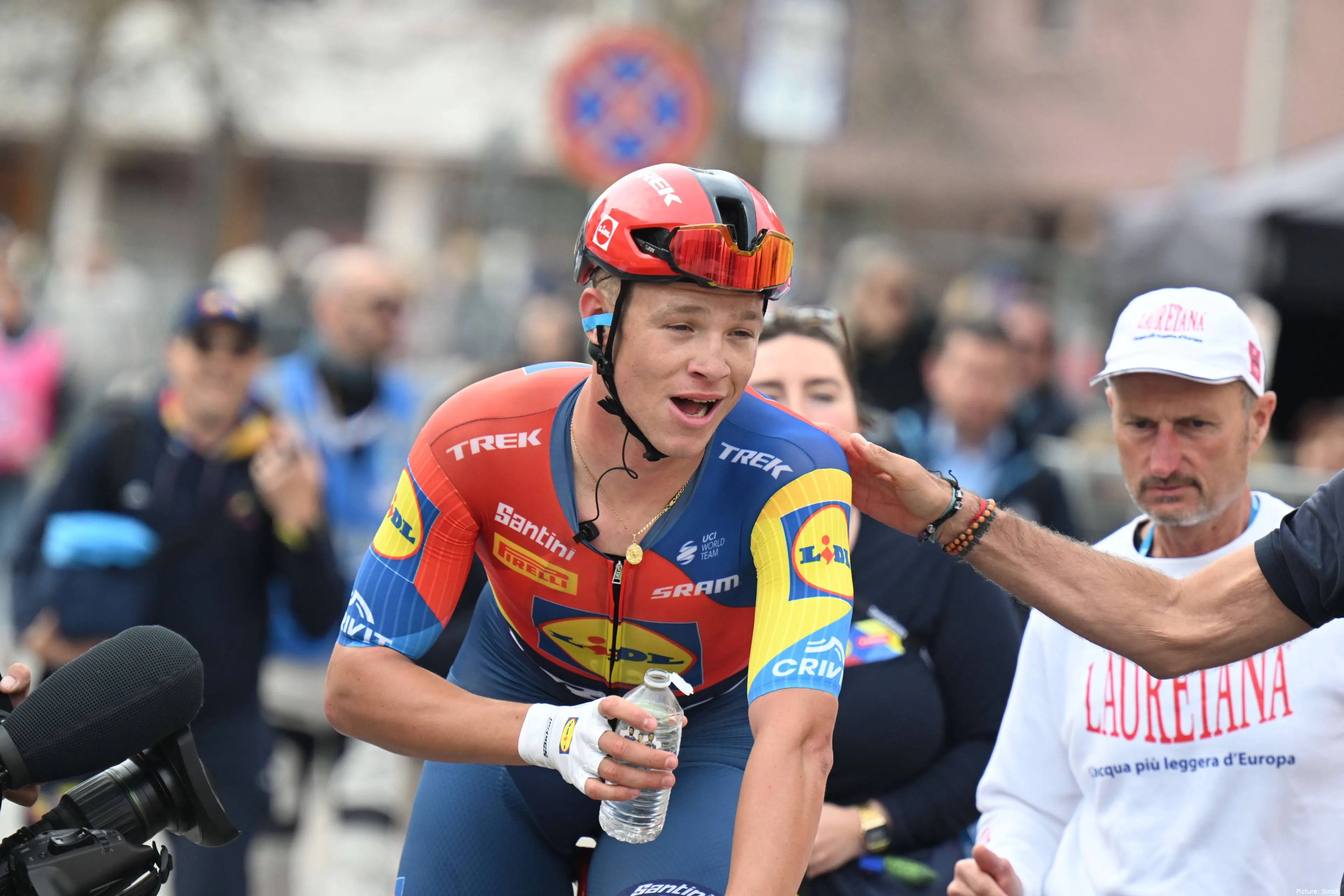 "It’s a really bad crash that happened in the last few hundred metres. I hope no-one is hurt ...